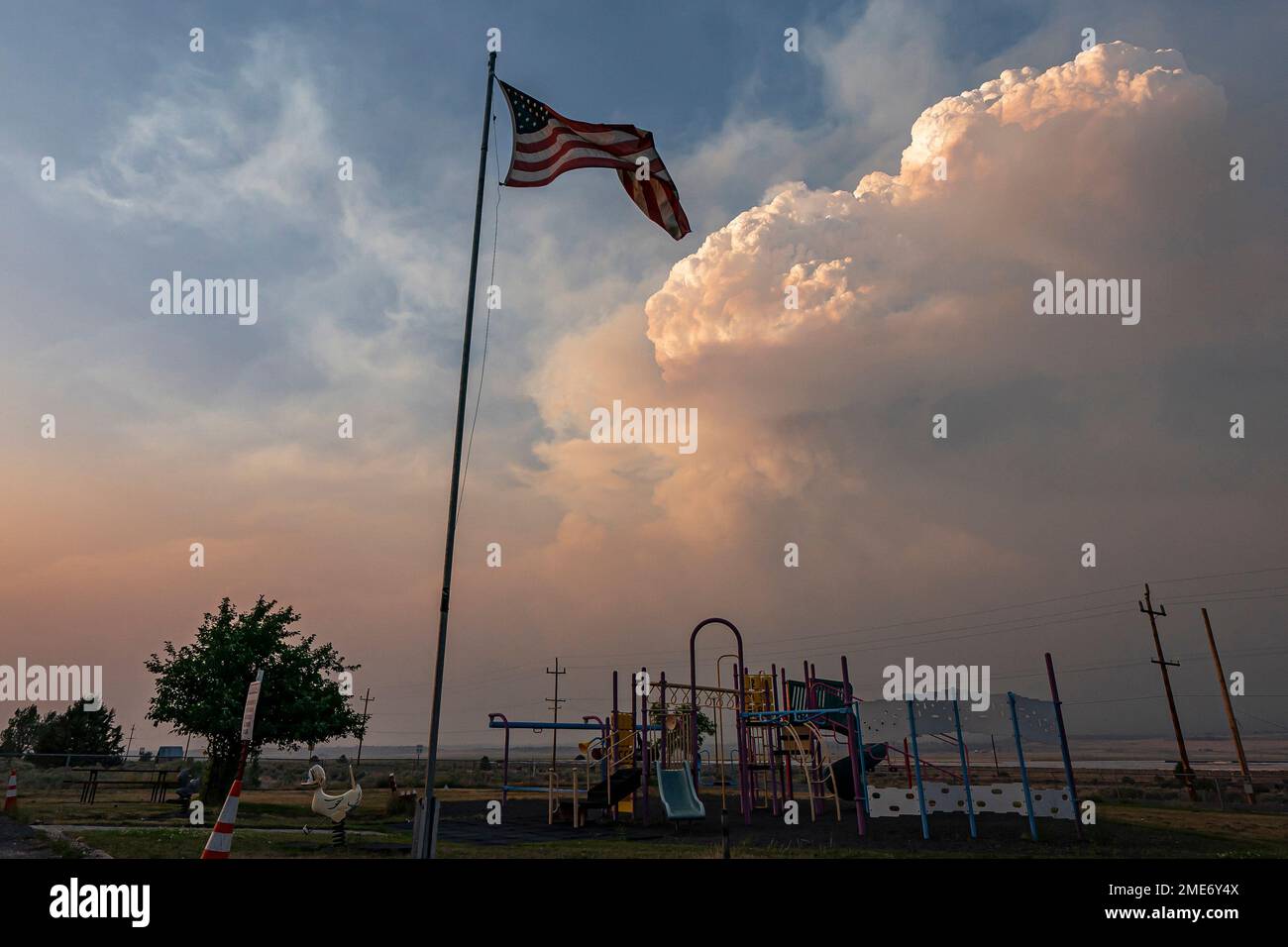 Plumes of smoke from the Bootleg Fire rise over a playground, Monday ...