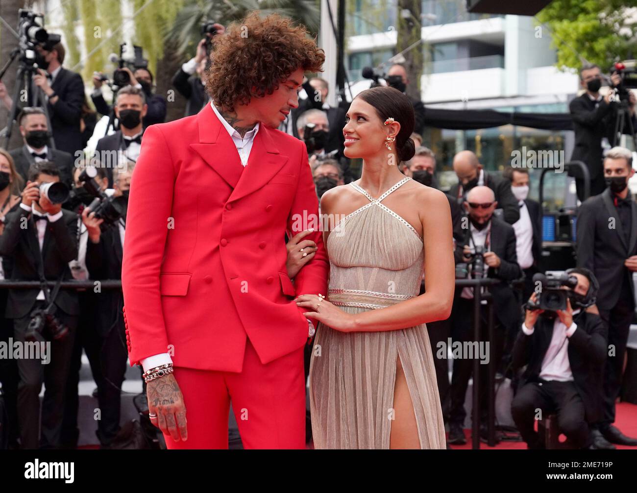 Julian Perretta, left, and Kambree Dalton pose for photographers upon ...