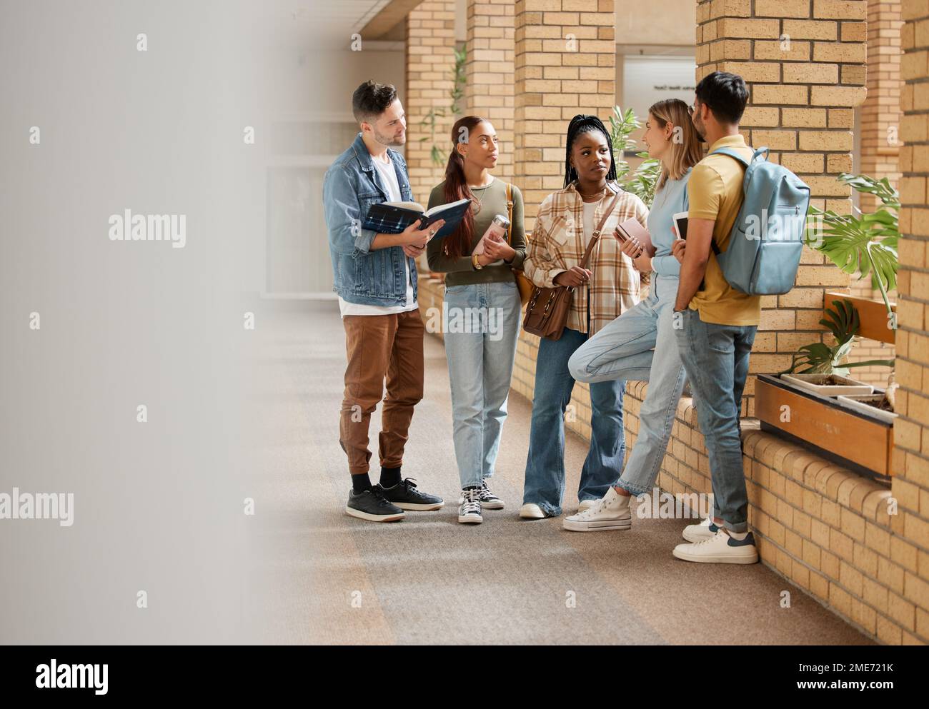 Group of friends talking college hi-res stock photography and images ...
