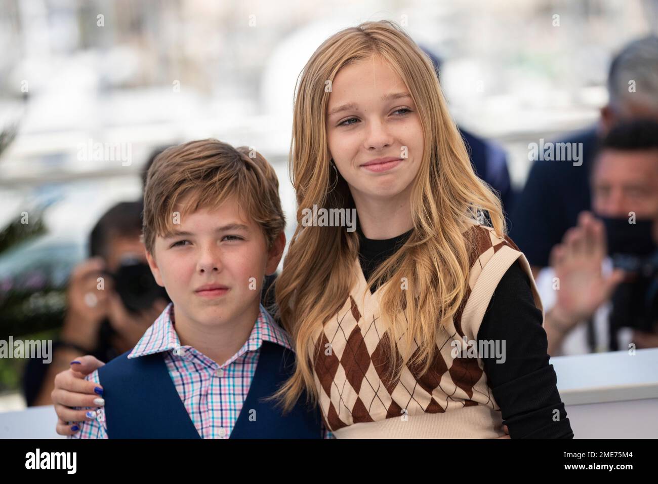 Beckam Crawford, left, and Jadyn Rylee pose for photographers at the ...