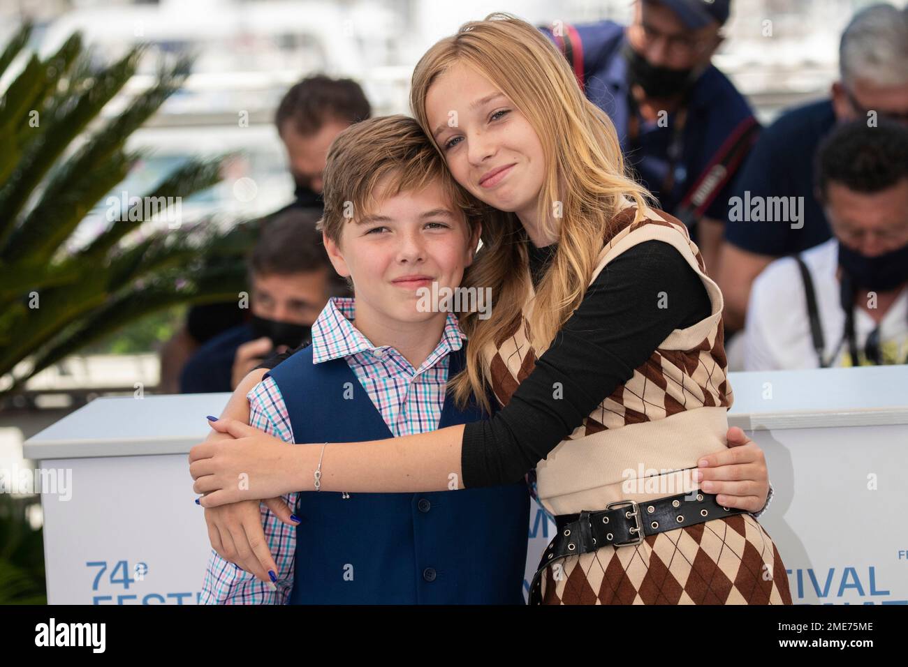 Beckam Crawford, left, and Jadyn Rylee pose for photographers at the ...