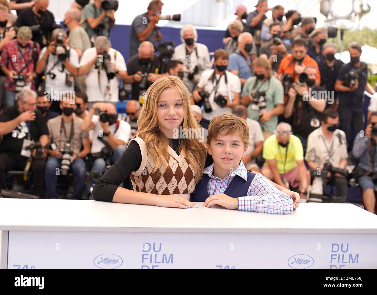 Jadyn Rylee, left, and Beckam Crawford pose for photographers at the ...
