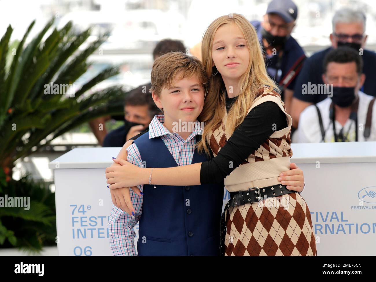 Beckam Crawford, left, and Jadyn Rylee pose for photographers at the ...