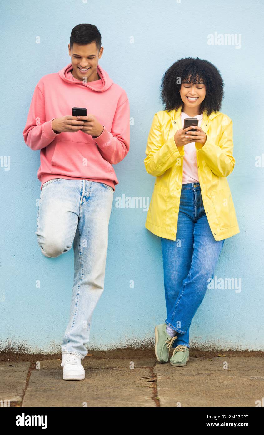 Friends bonding hi-res stock photography and images - Alamy