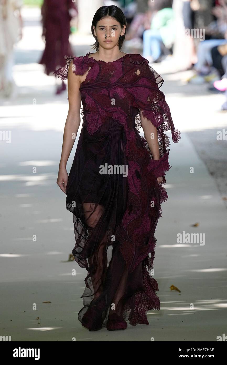 A model wears a creation for Vaishali S' Haute Couture Fall-Winter 2021 ...