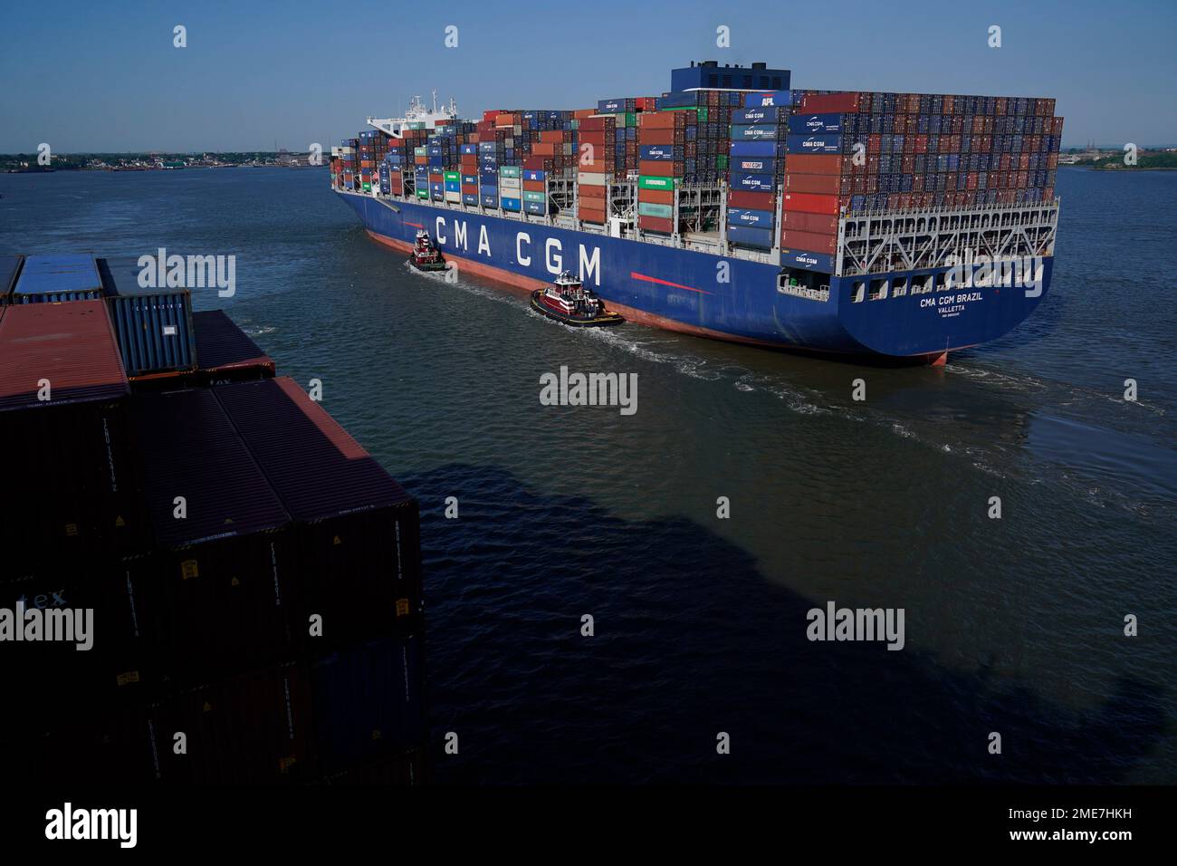 A container ship leaves the Port of New York and New Jersey in ...