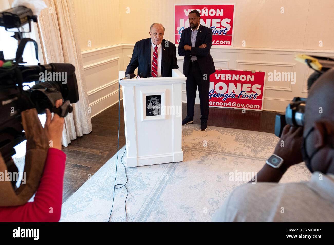 Rudy Giuliani endorses GOP candidate Vernon Jones for Governor of ...