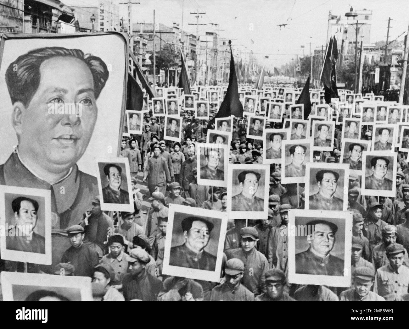 Crowds holding posters of China's Communist Party leader Mao Zedong ...
