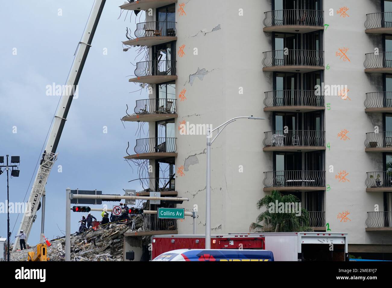 Crews work in the rubble of Champlain Towers South residential condo ...