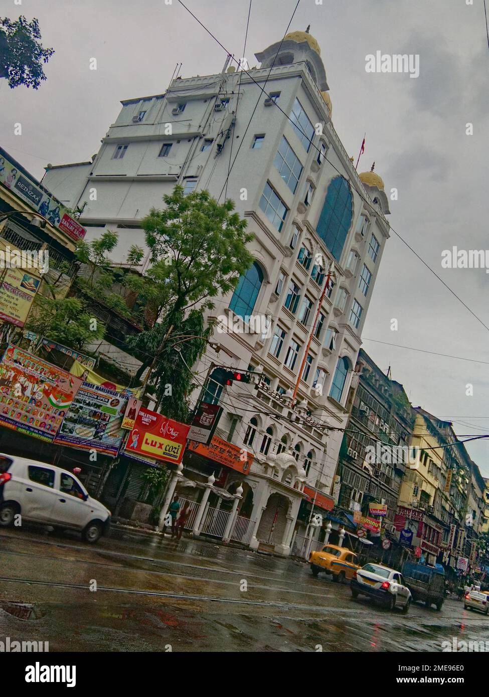 14.09.2021 kolkata west bengal india, road side view of white gurudwara in india Stock Photo - Alamy