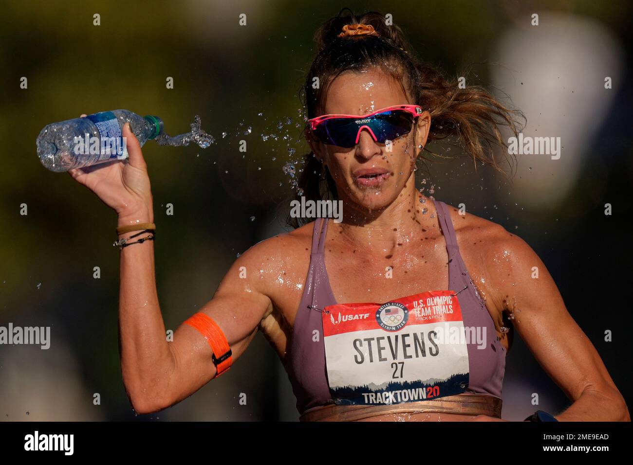 Robyn Stevens pours water over her head during the women's 20000-meter ...