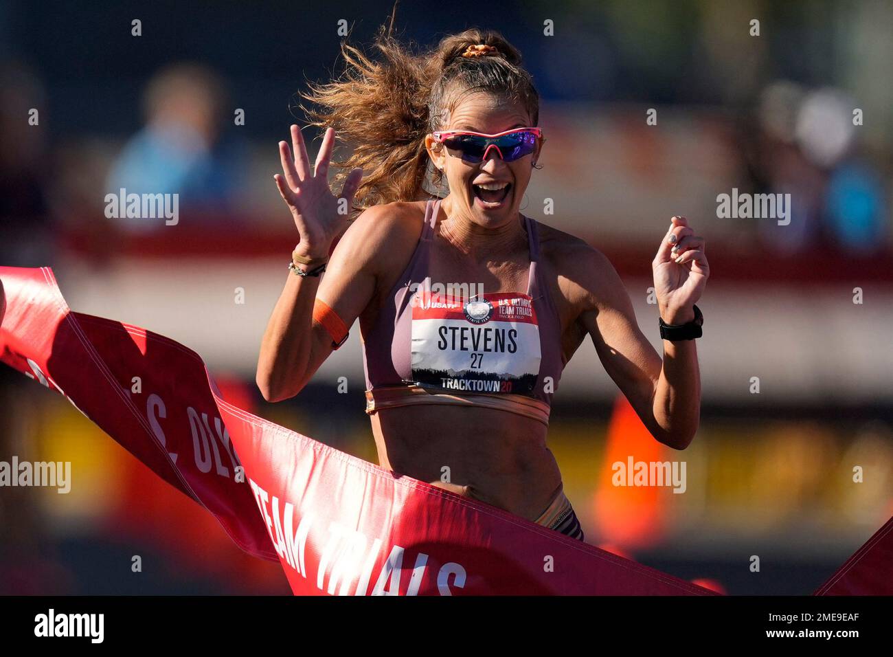 Robyn Stevens celebrates after winning the women's 20000-meter race ...