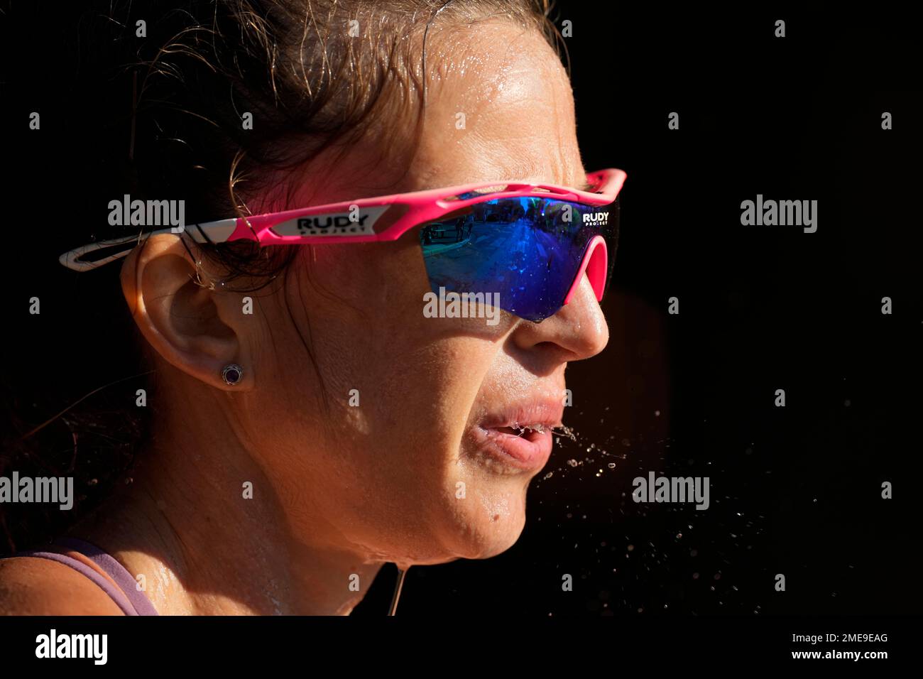 Robyn Stevens pours water over her head during the women's 20000-meter ...