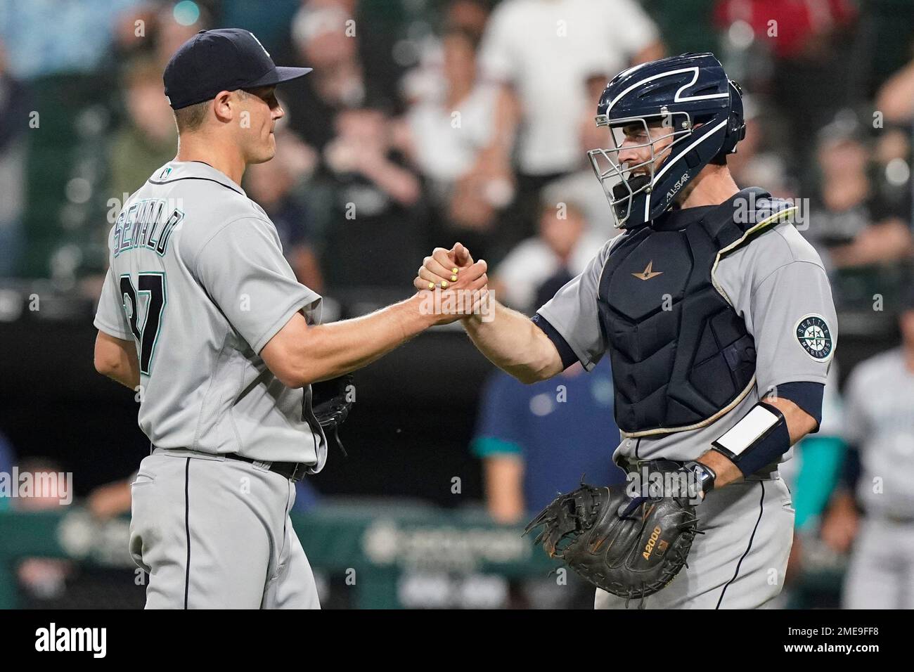 Seattle Mariners relief pitcher Paul Sewald, left, celebrates with ...