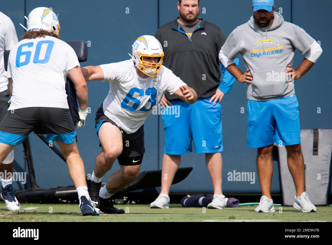 Los Angeles Chargers center Corey Linsley (63) works on a drill during ...