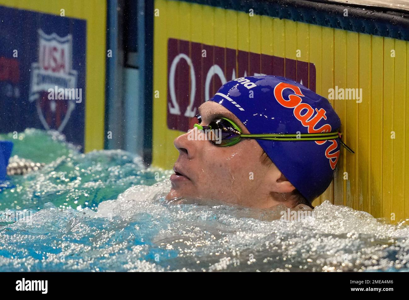 Bobby Finke checks his time after winning the men's 1500-meter ...