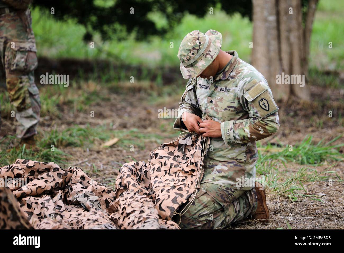 Soldiers in 524th Division Sustainment Support Battalion, 25th DSB are ...