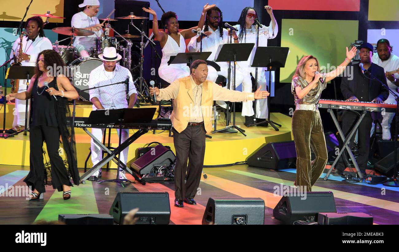 Billy Davis, center, and Marilyn McCoo, right, perform at a special ...