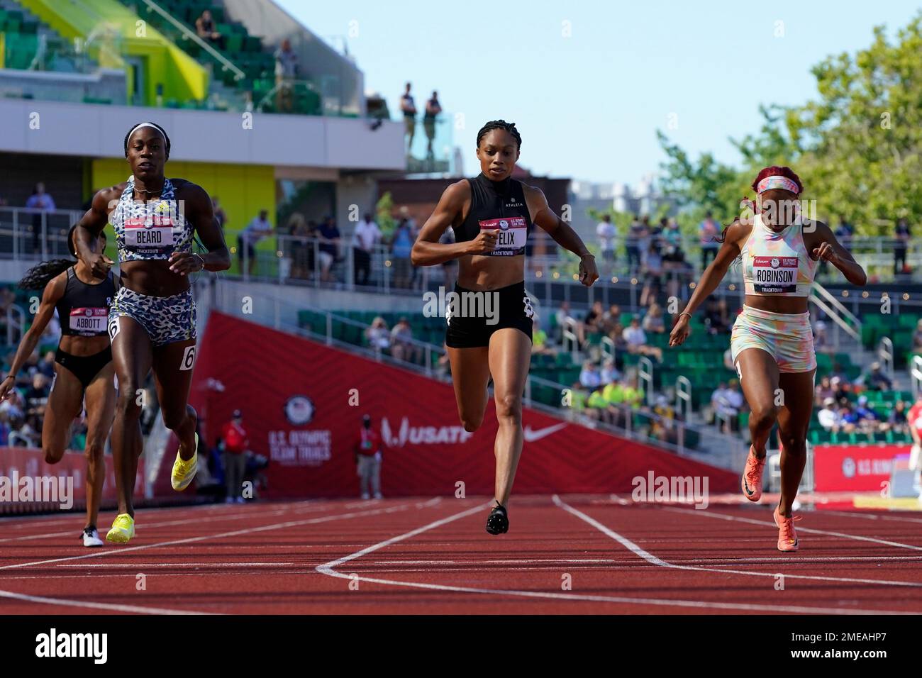 Allyson Felix win the first heat of the women's 400-meter run at the U ...