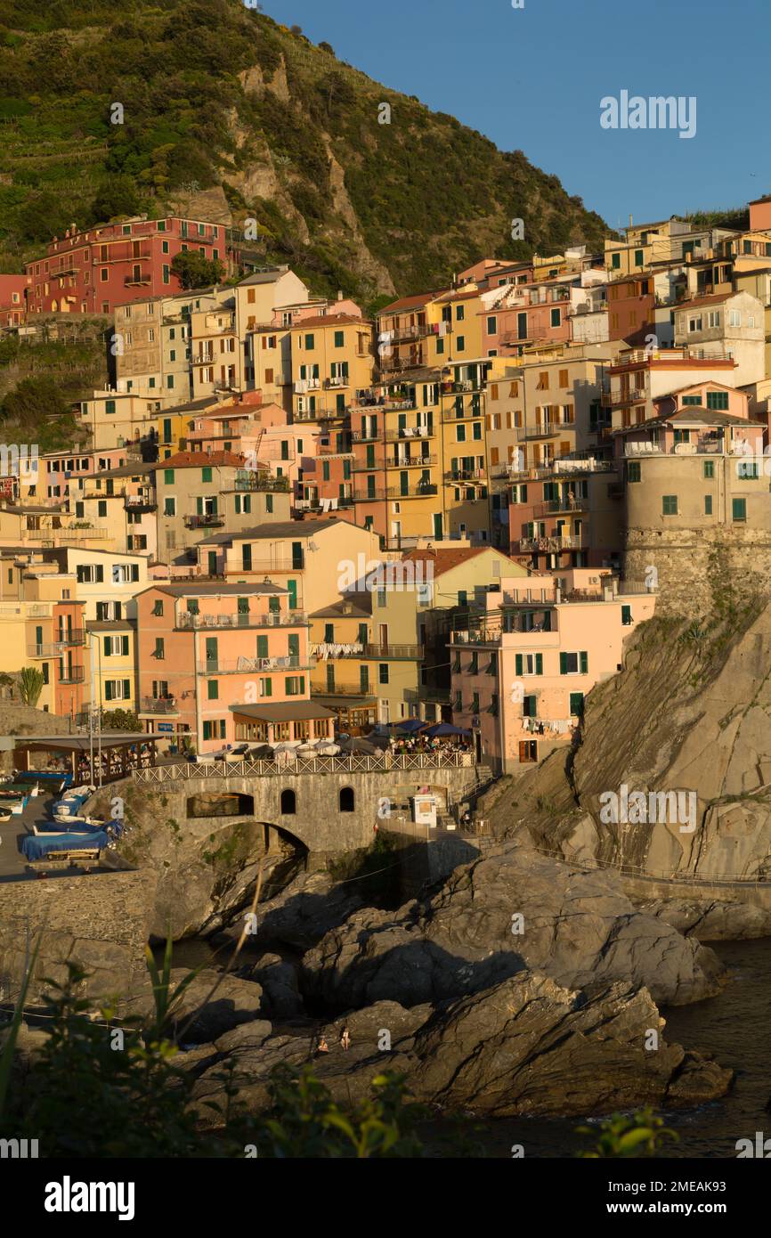 Close-up view of houses in the cliffside coastal village of Manarola ...