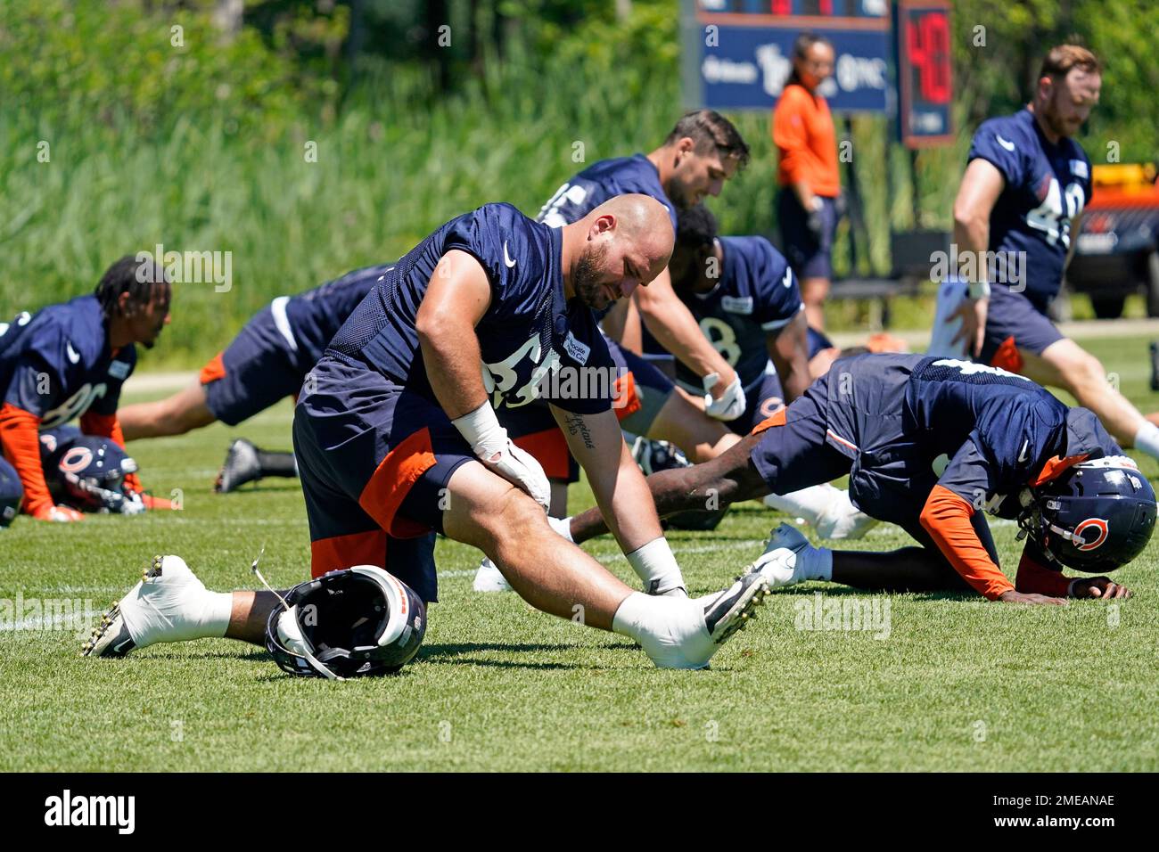 Chicago Bears offensive line Cody Whitehair warms up with teammates ...