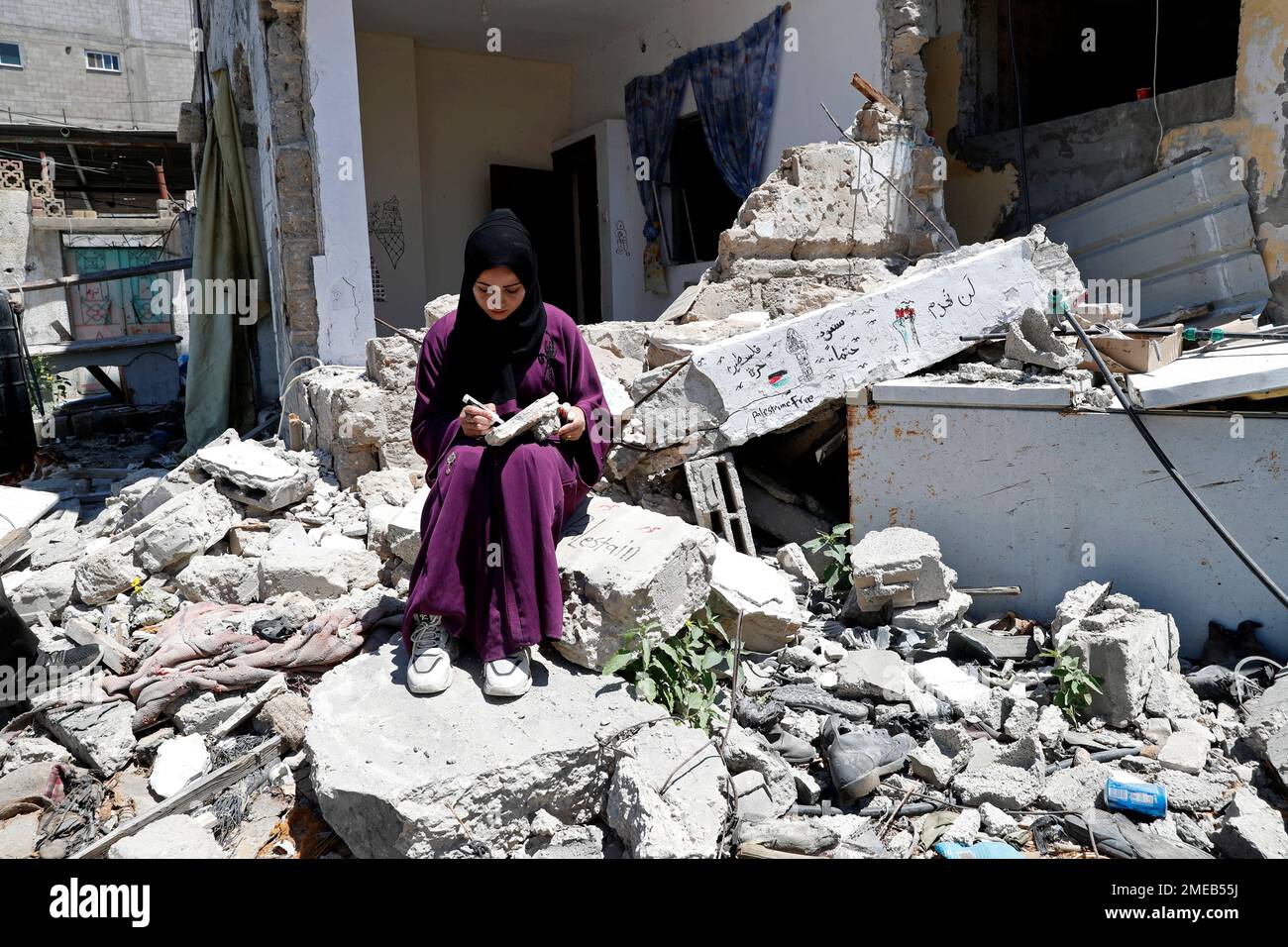 Artist Saja Moussa draws on broken tiles from her family's house in ...