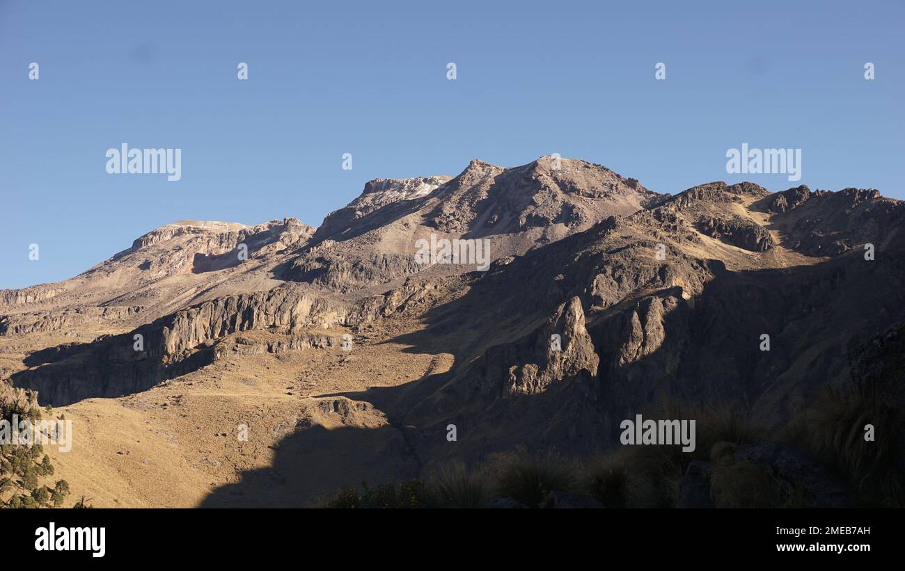 Popocatepetl volcano and iztaccihuatl volcano hi-res stock photography ...