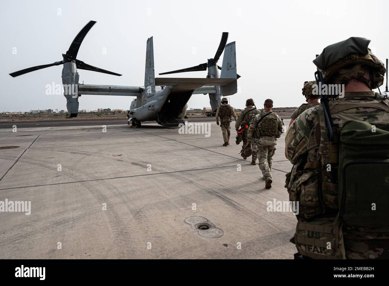 U.S. Army Soldiers assigned to Task Force Red Dragon, Combined Joint ...