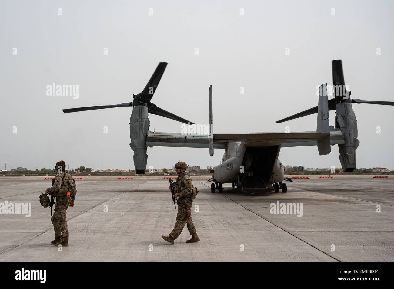 U.S. Army Soldiers assigned to Task Force Red Dragon, Combined Joint ...