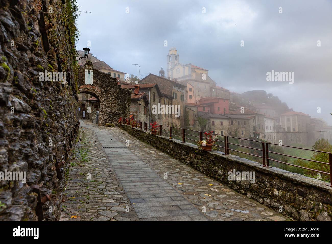Tuscany stone architecture hi-res stock photography and images - Alamy