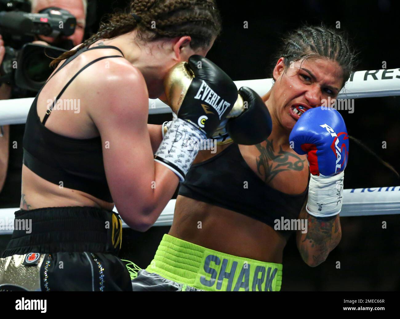Chantelle Cameron, left, fights Melissa Hernandez during a super ...