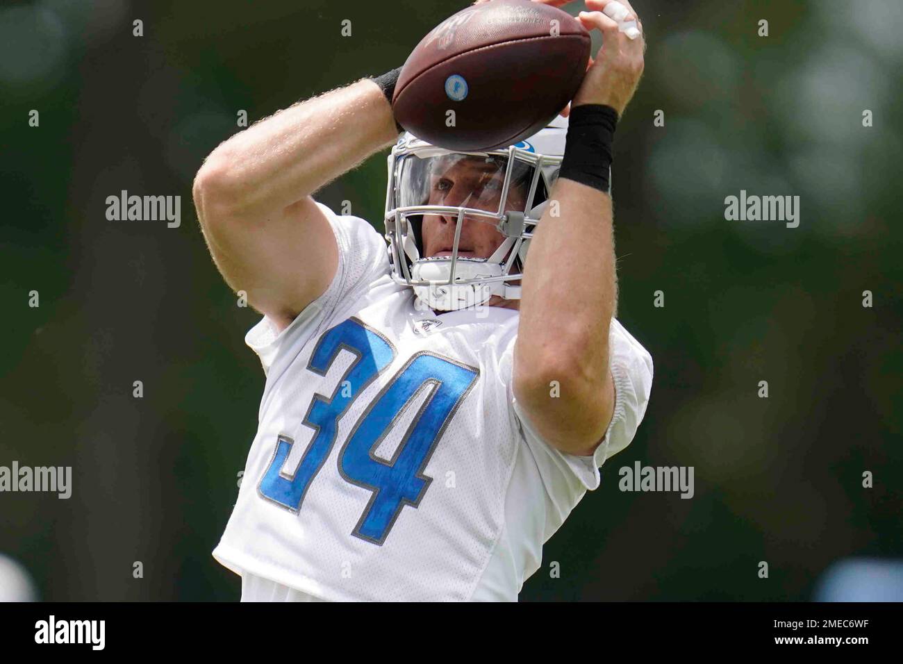 Detroit Lions linebacker Alex Anzalone (34) catches a ball during an ...