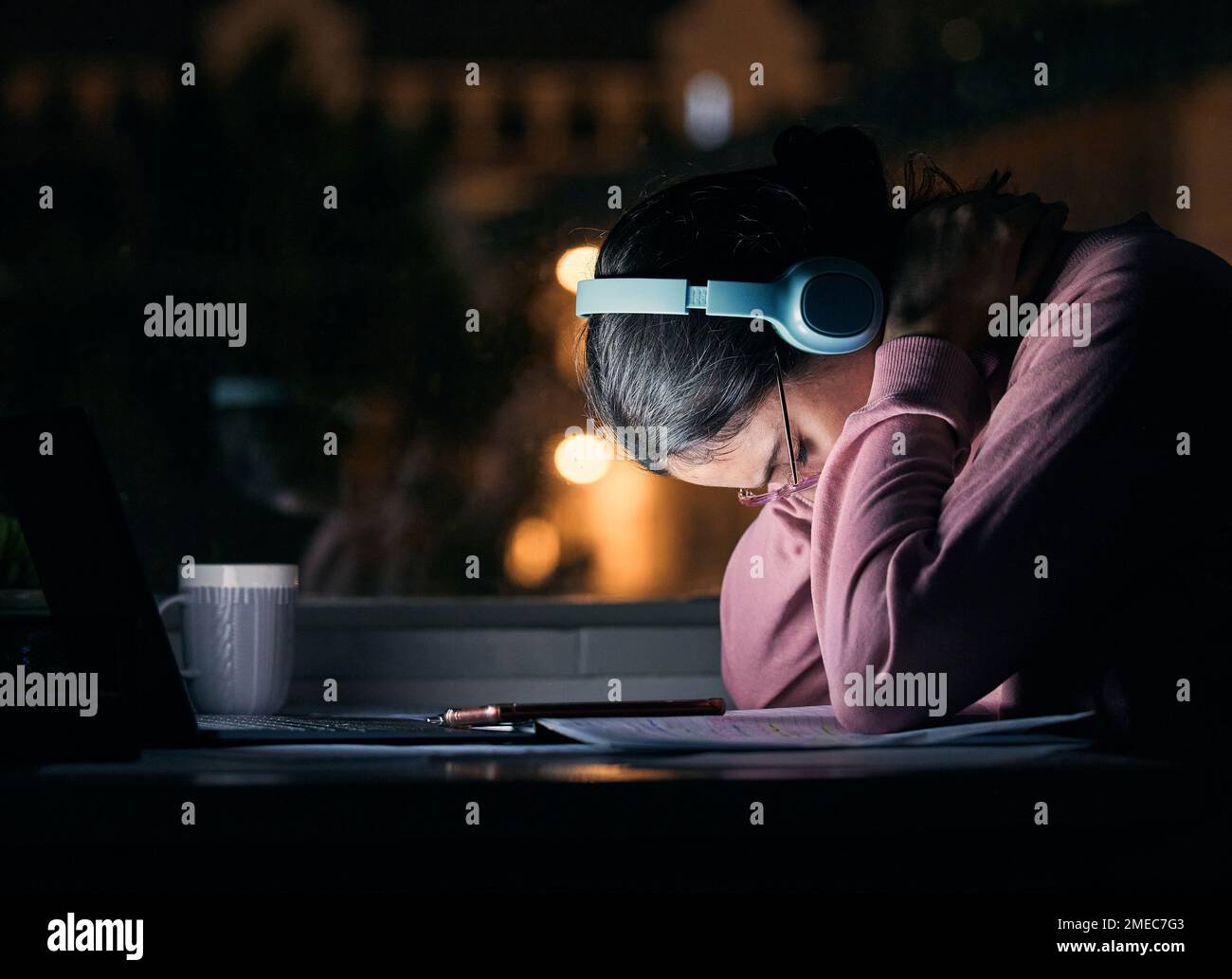 Student night study hi-res stock photography and images - Alamy
