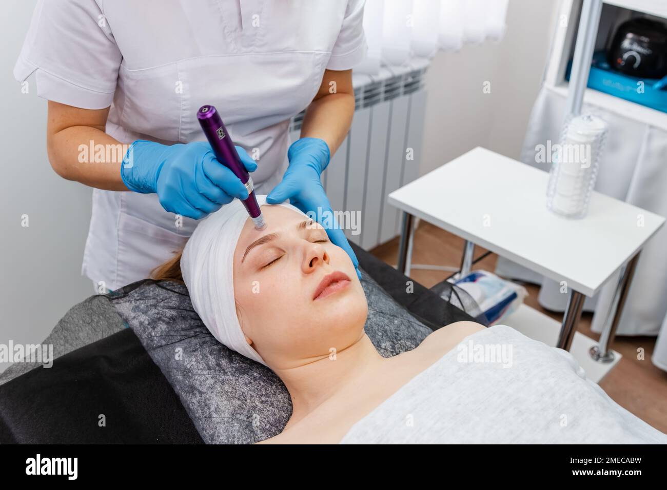 Dermatologist making mesotherapy injection with dermapen on face Stock ...