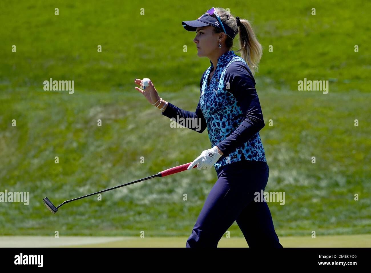 Lexi Thompson waves after making her putt on the eighth green during ...