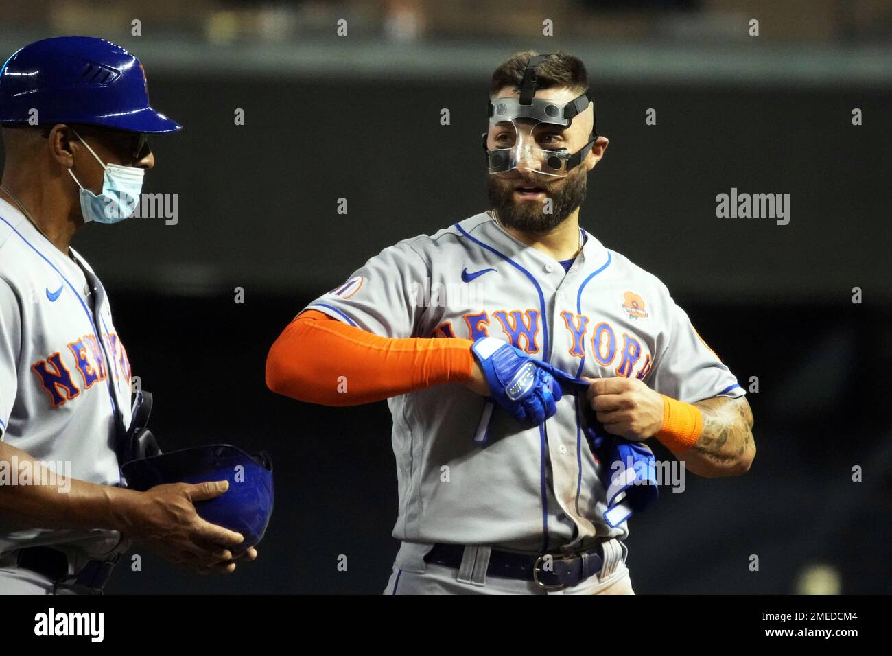 New York Mets left fielder Kevin Pillar, right, talks to first base ...