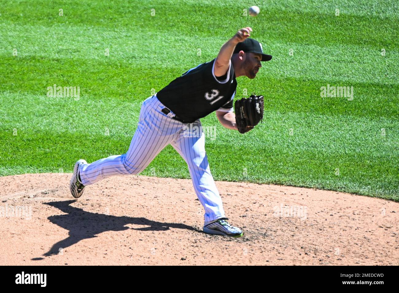 Chicago White Sox relief pitcher Liam Hendriks (31) delivers during the ...