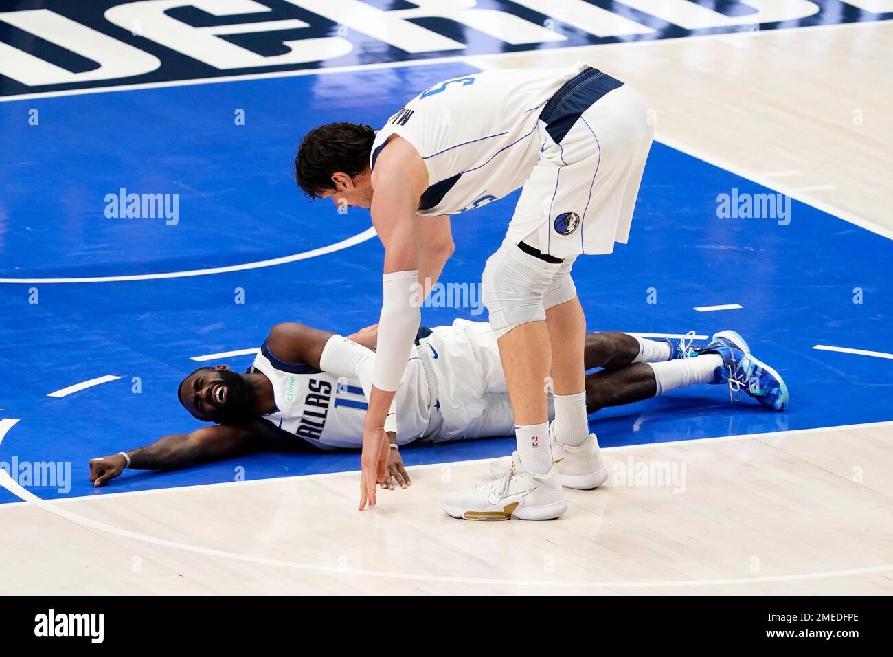 Dallas Mavericks' Tim Hardaway Jr. (11) gets help from center Boban ...