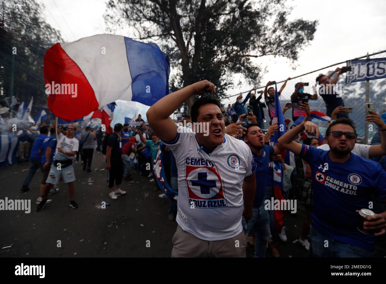 Cruz Azul's fans cheer as the team bus arrives ahead of the final ...