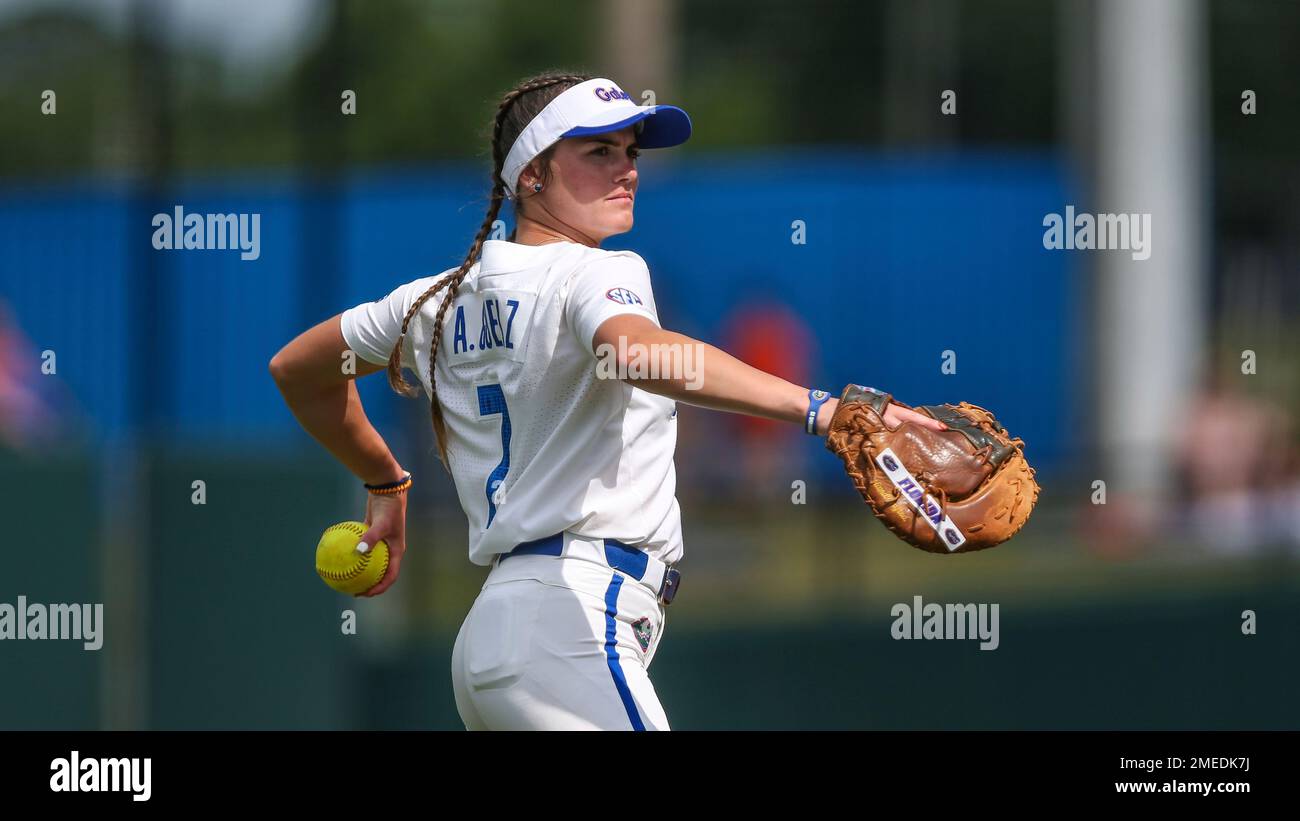 Florida first baseman Avery Goelz (7) during warm-ups before an NCAA ...