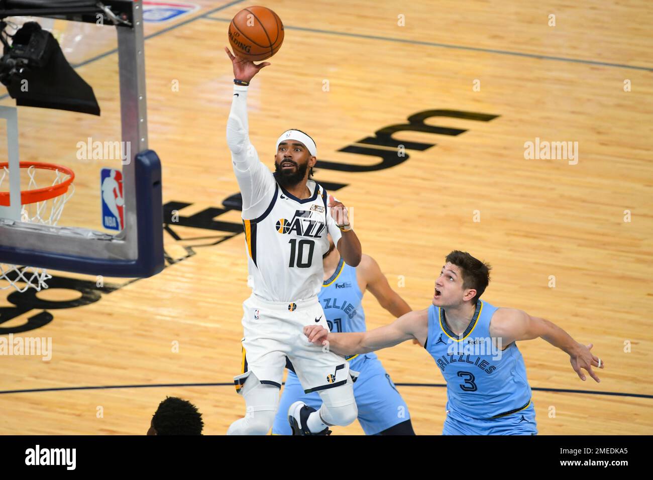 Utah Jazz guard Mike Conley (10) shoots as Memphis Grizzlies guard ...