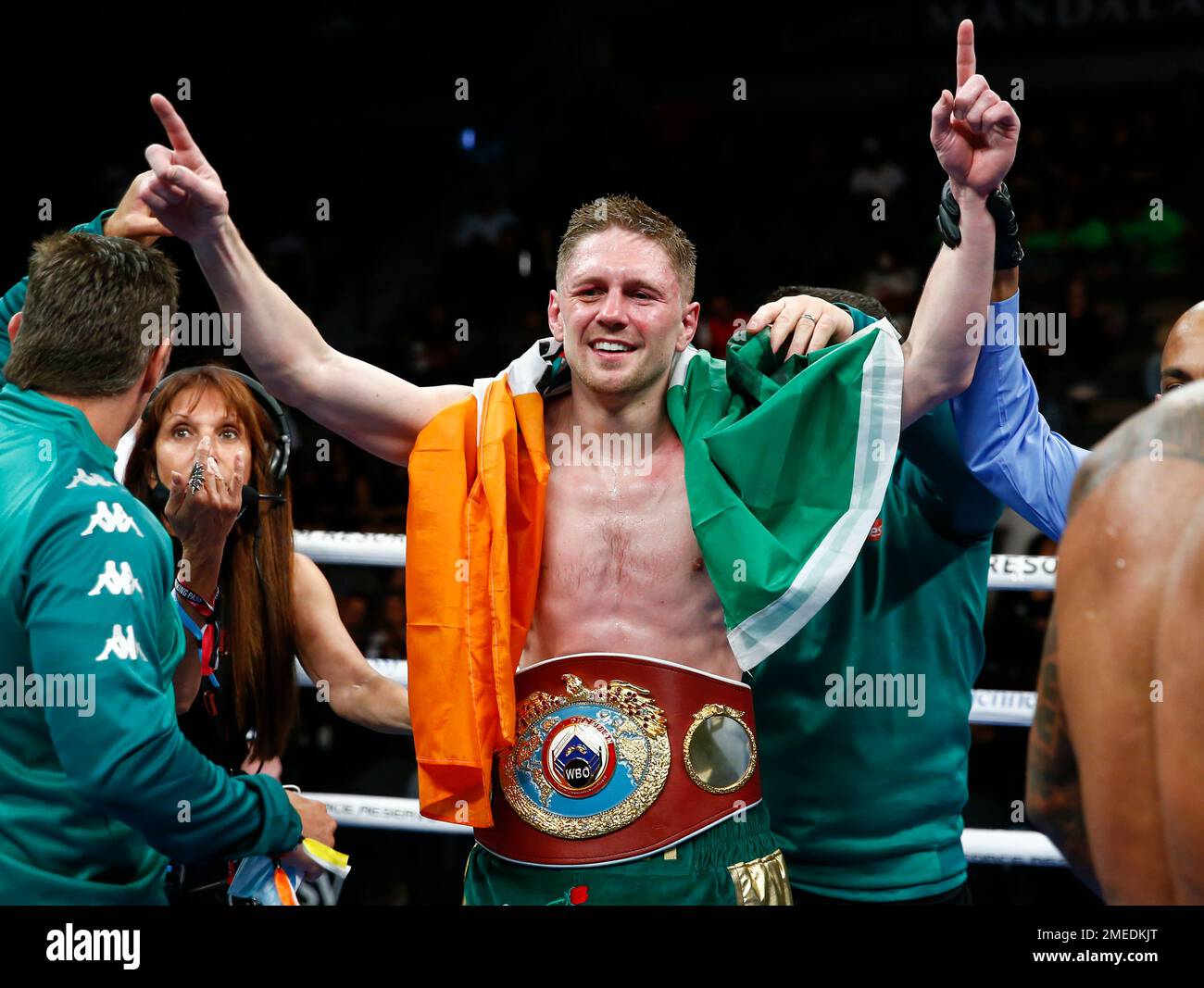 Jason Quigley celebrates after defeating Shane Mosley Jr. by majority ...