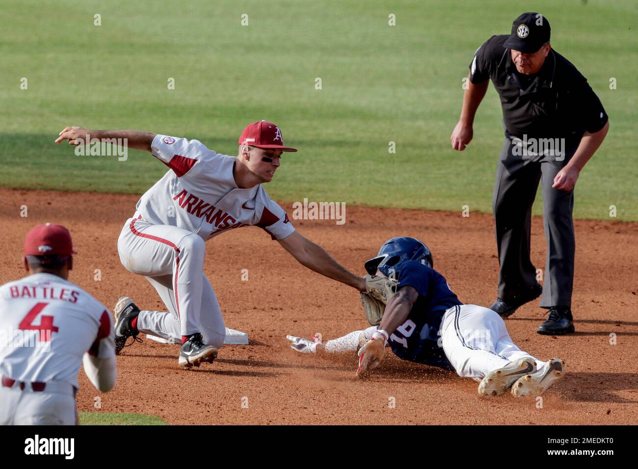 Arkansas' Robert Moore (1) tags Mississippi's TJ McCants (16) out as he ...