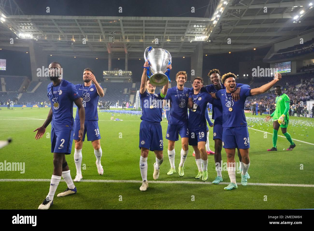 Chelsea players celebrate with the trophy after winning the Champions ...