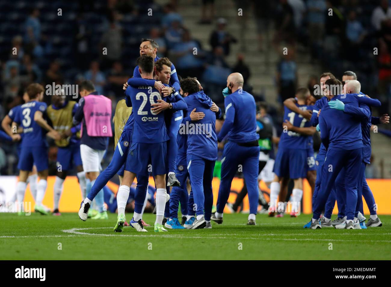 Chelsea players celebrate end of the Champions League final soccer ...