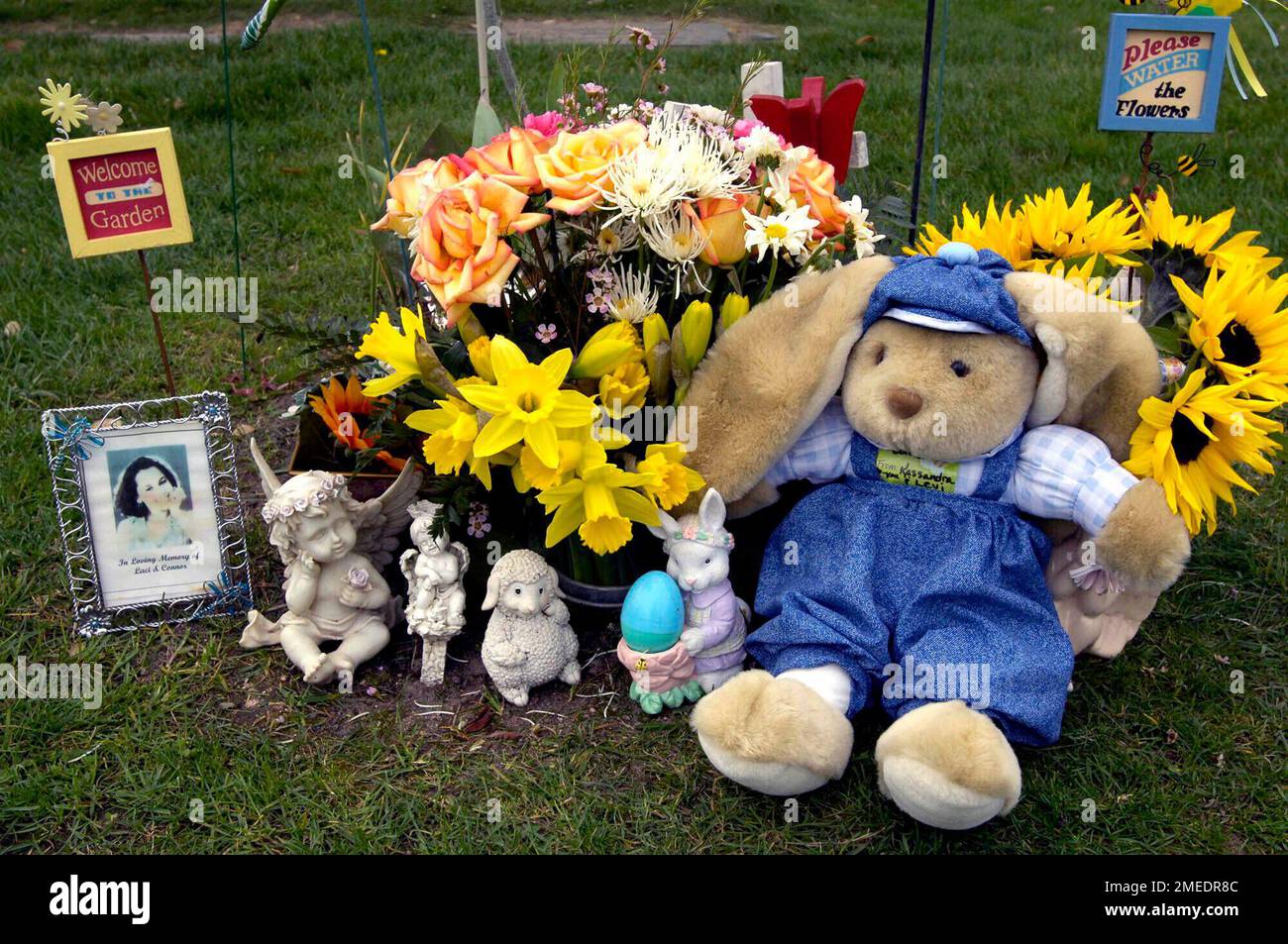 FILE - In this Thursday, March 17, 2005, file photo, The gravesite of ...