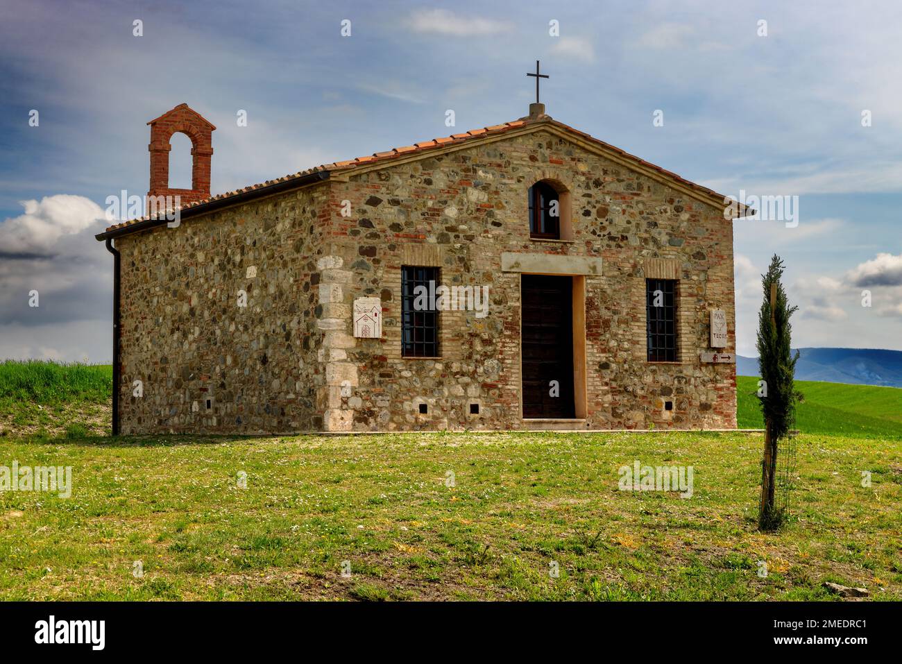 Small chapel in the Val d'Orcia in Tuscany, Italy Stock Photo - Alamy