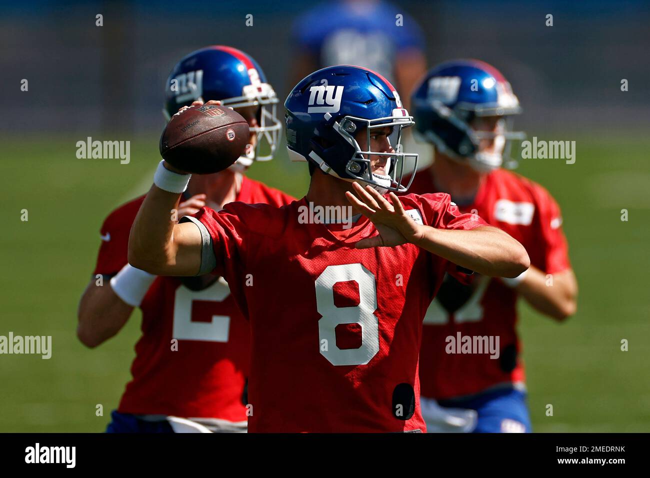 New York Giants quarterback Daniel Jones (8) passes during an NFL ...