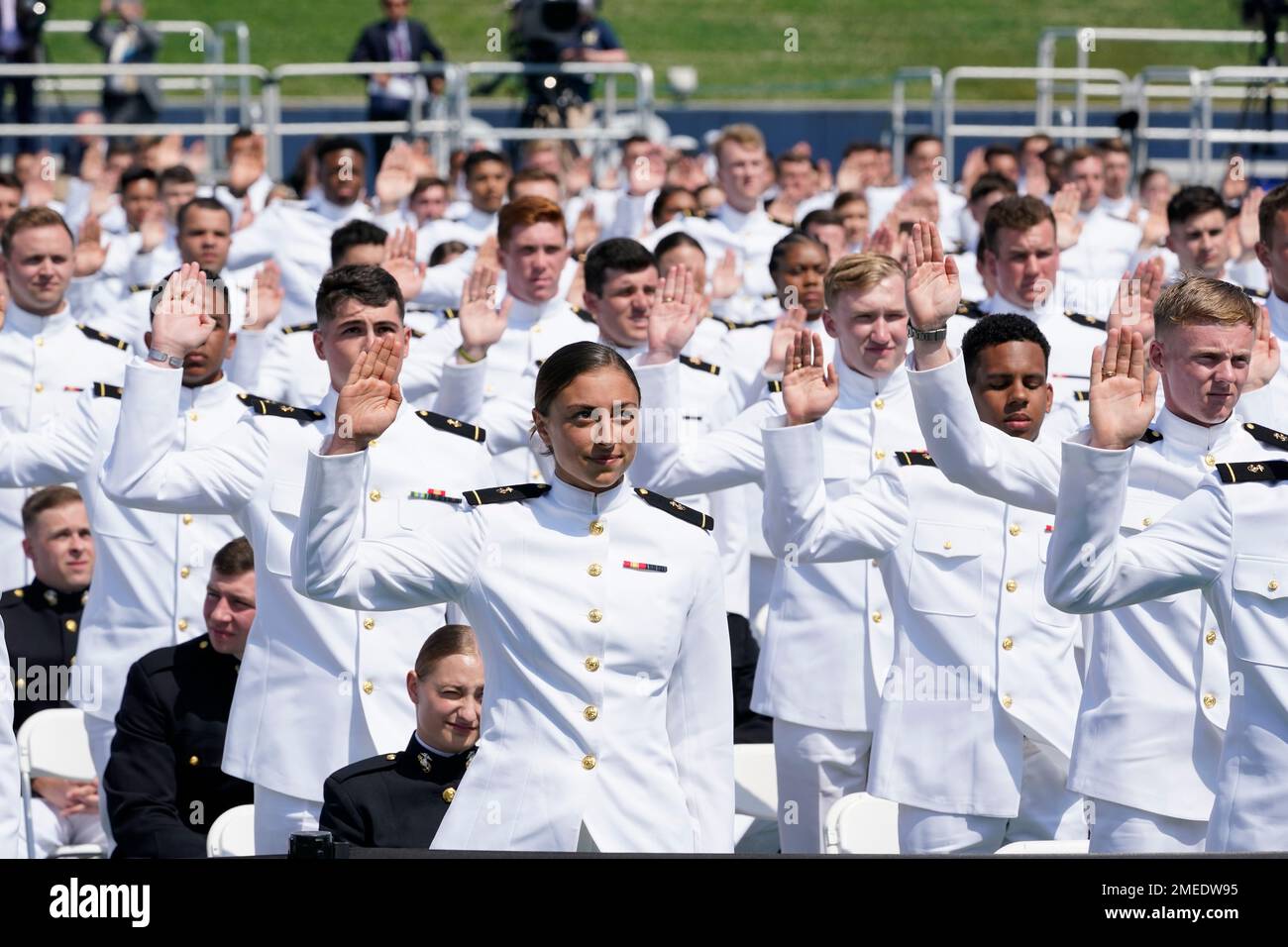 Graduating U.S. Naval Academy midshipmen raise their right hands as ...