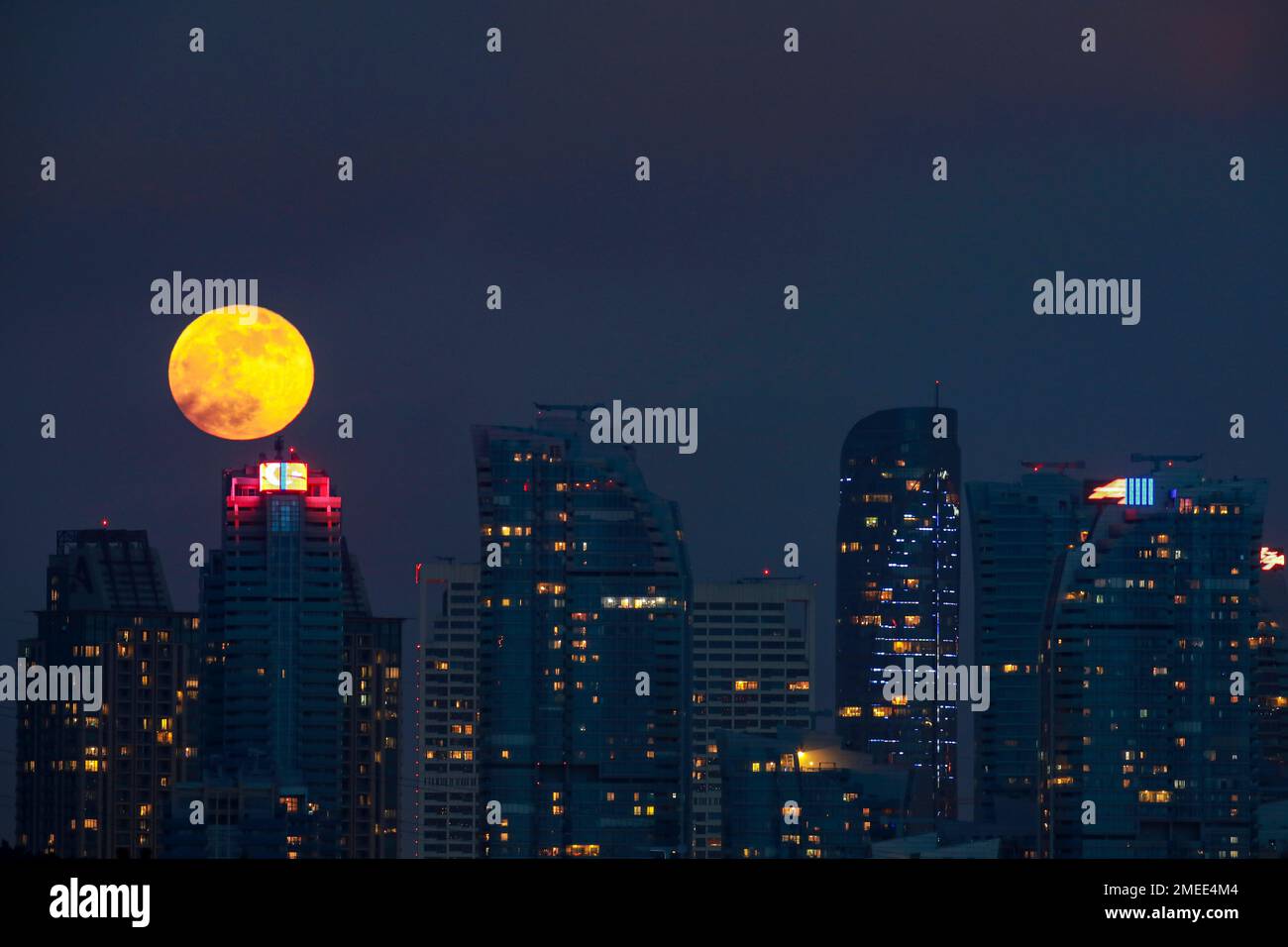 The supermoon rises over Maslak, the economic center of Istanbul ...